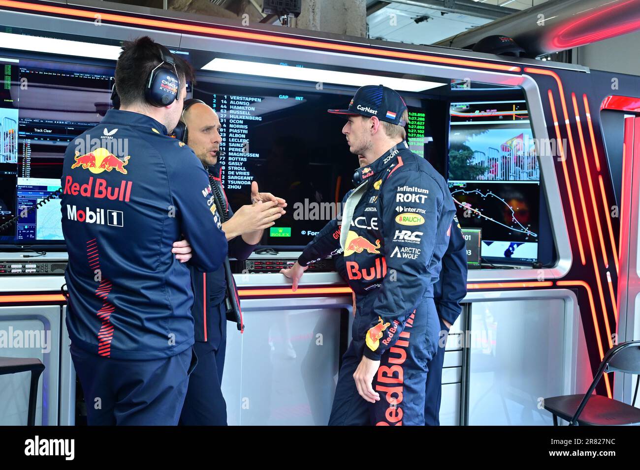 VERSTAPPEN Max (ned), Red Bull Racing RB19, portrait mechanic, mecanicien, mechanics during the ...