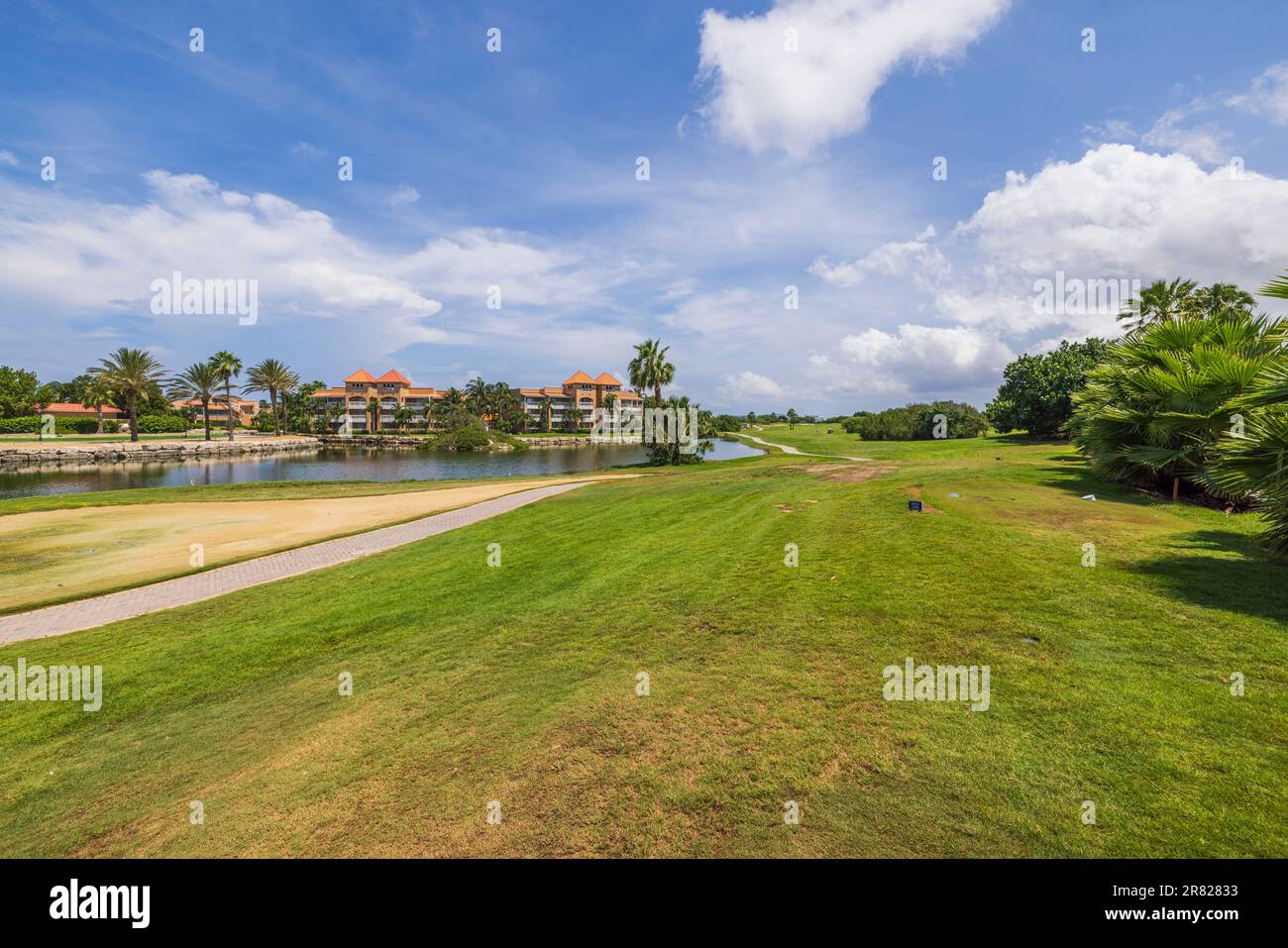 Hotel green golf course pond hi-res stock photography and images - Alamy