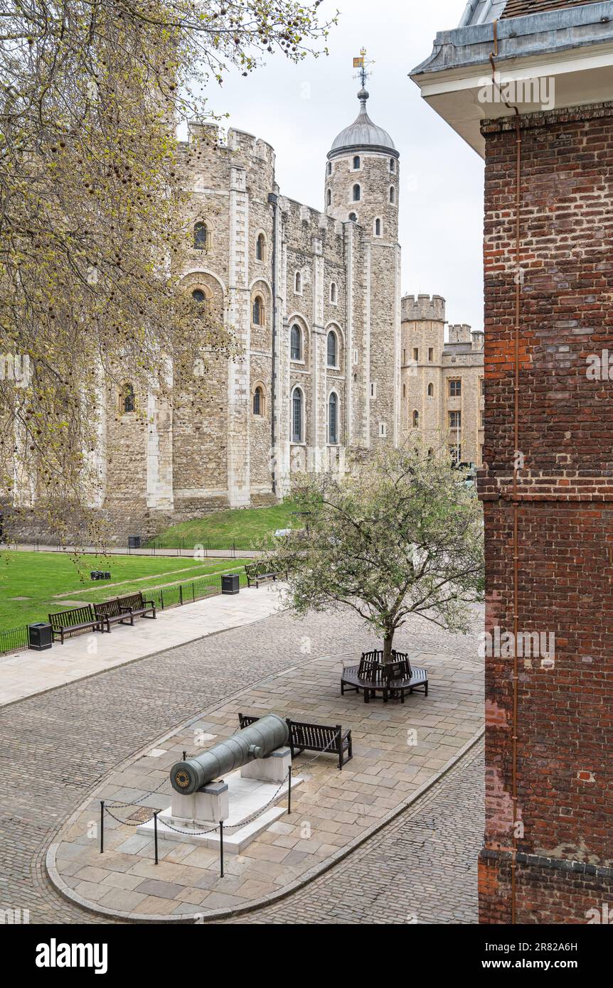 Canon tower of london hi-res stock photography and images - Alamy