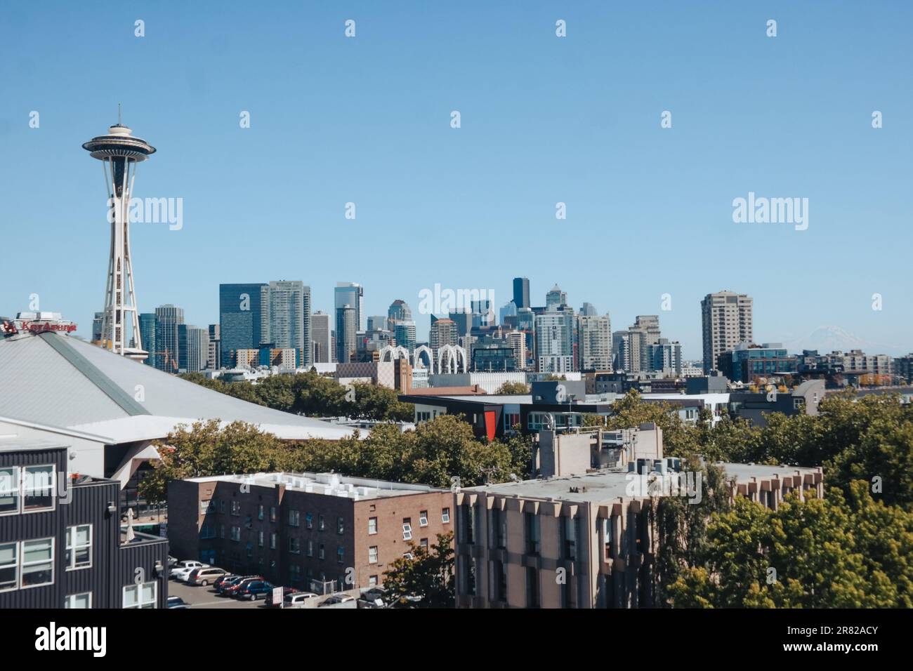 Seattle Skyline showing Mount Rainier in the background Stock Photo - Alamy