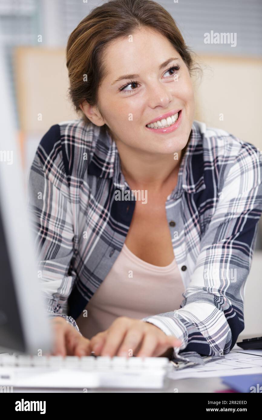 Computer sat at desk sitting sat hi-res stock photography and images ...