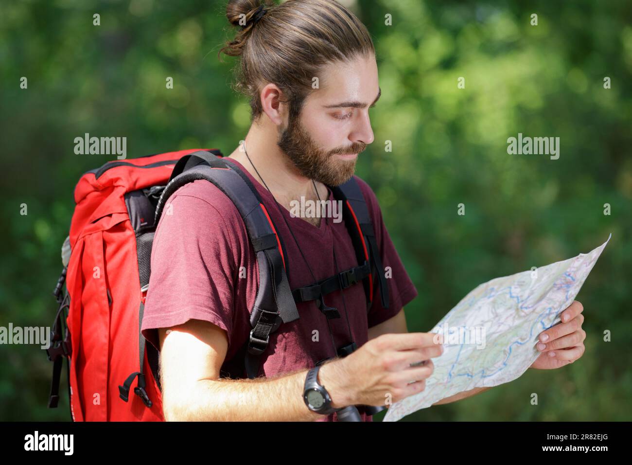 male backpacker looking at at map Stock Photo - Alamy