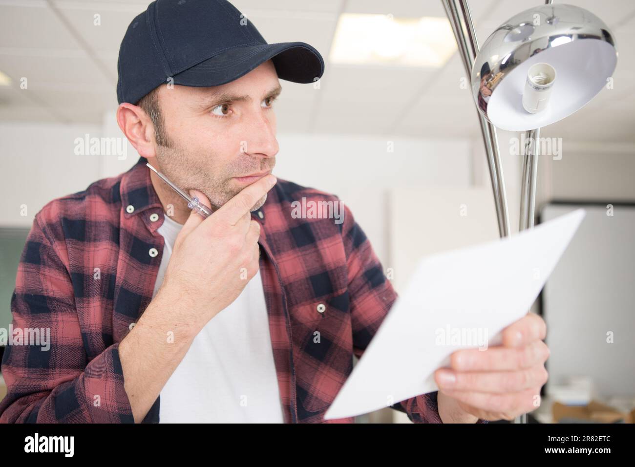 Handyman screwdriver reading instructions hi-res stock photography and ...