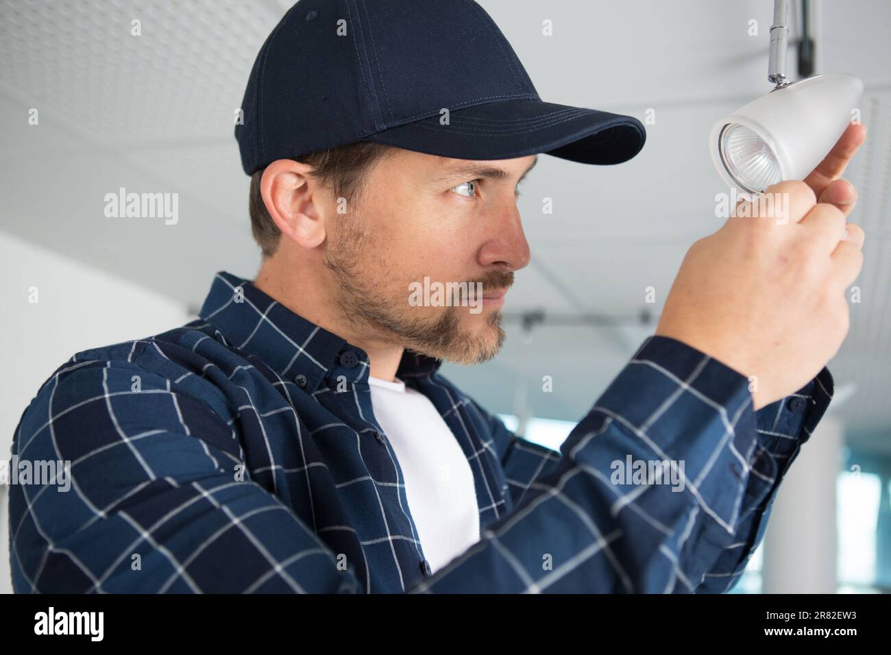 Man replacing lightbulb hi-res stock photography and images - Alamy