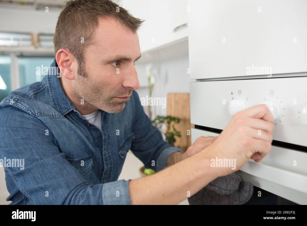 Setting temperature hi-res stock photography and images - Alamy