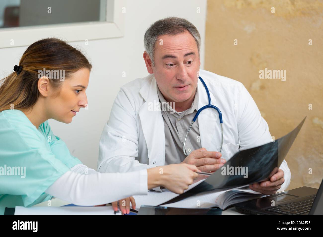 Medical doctor study xray hi-res stock photography and images - Alamy