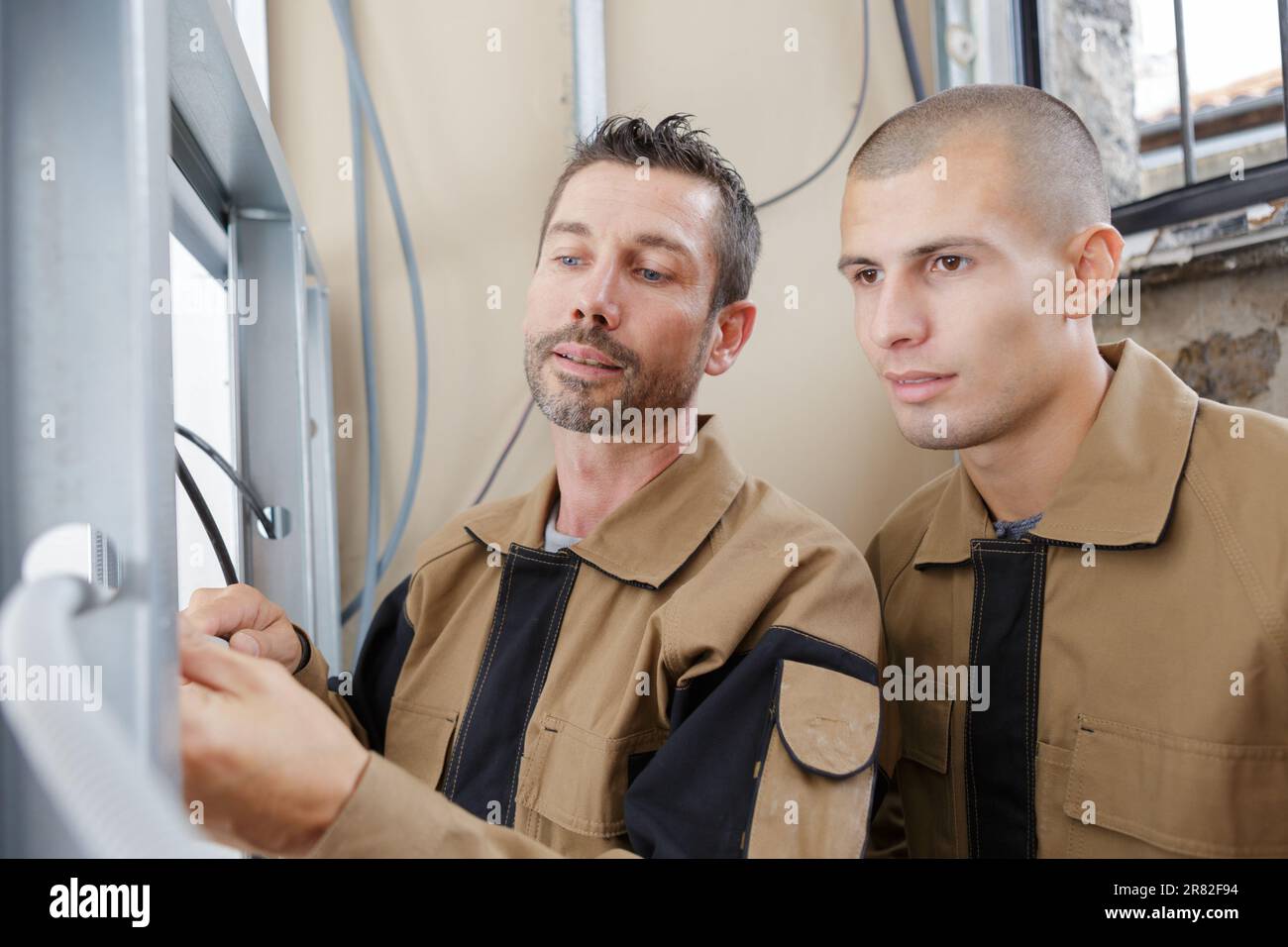 Workman installing windows home hi-res stock photography and images - Alamy