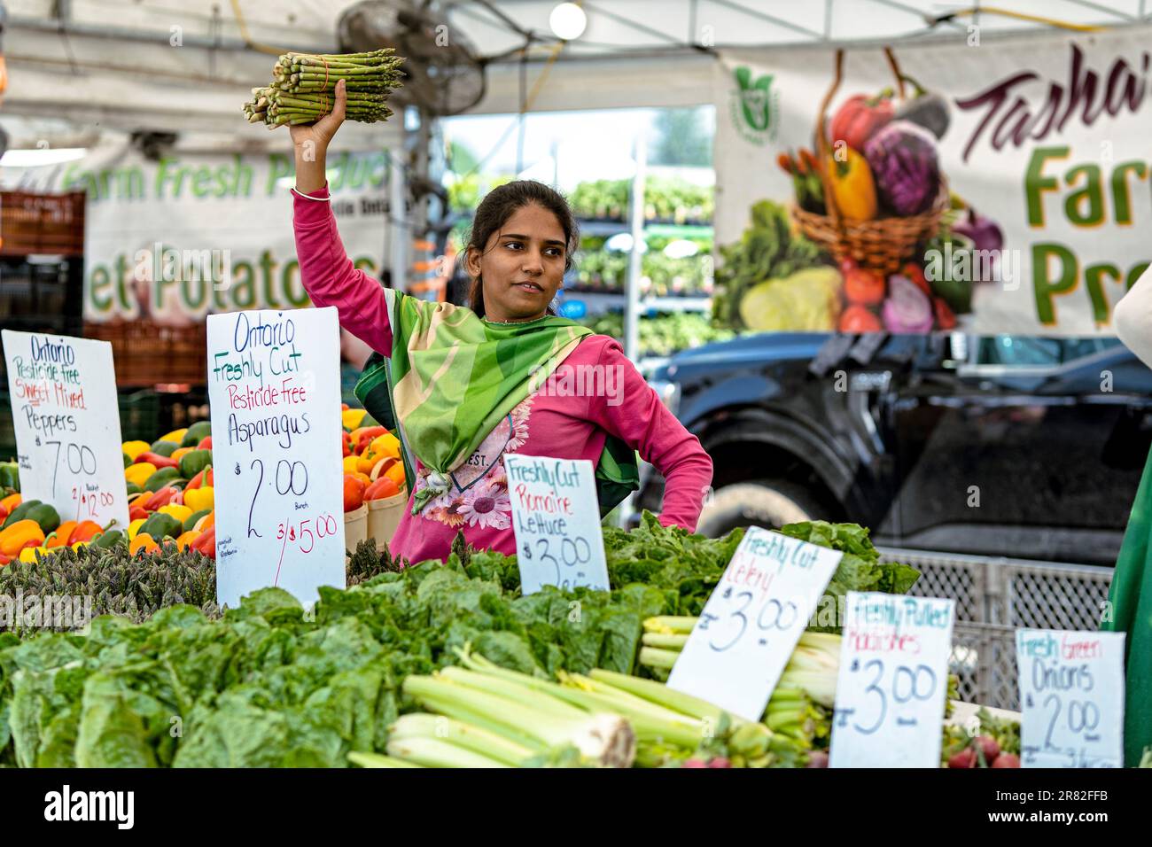 Indian woman selling vegetables local hi-res stock photography and images - Alamy
