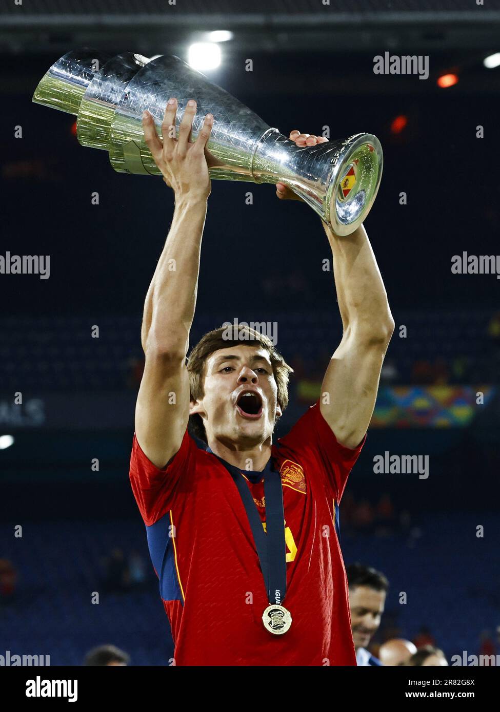 ROTTERDAM - Robin Le Normand of Spain with the Nations League trophy ...