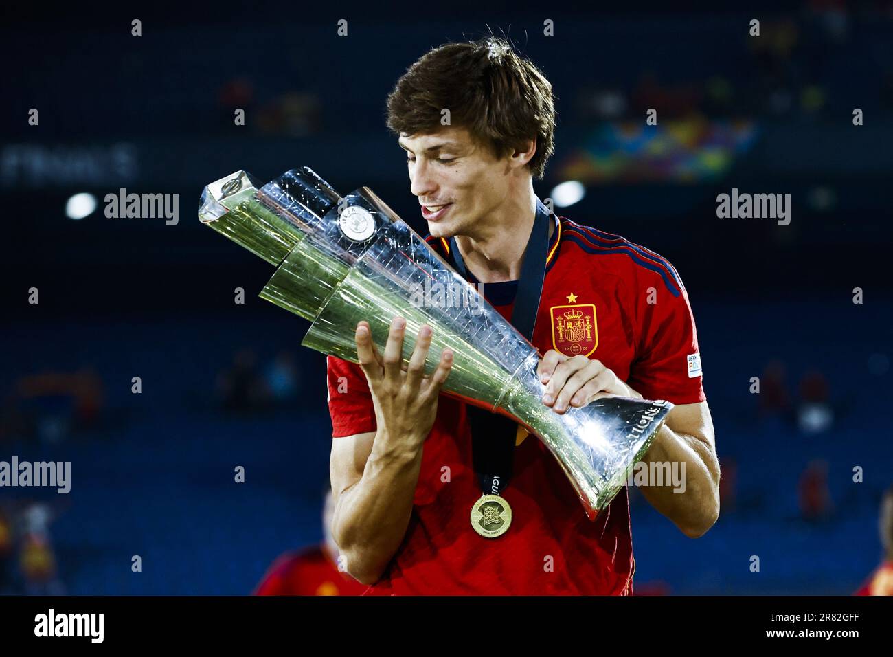 ROTTERDAM - Robin Le Normand of Spain with the Nations League trophy ...