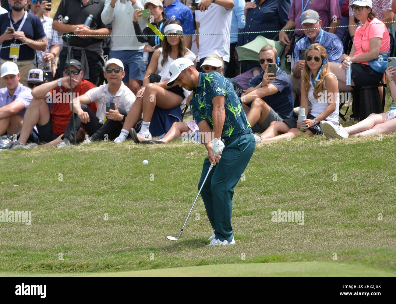 Los Angeles, United States. 18th June, 2023. Xander Schauffele chips ...