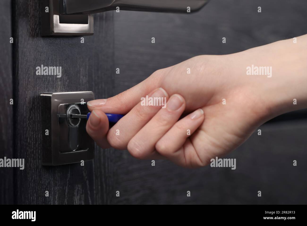 Woman keys front door hi-res stock photography and images - Alamy