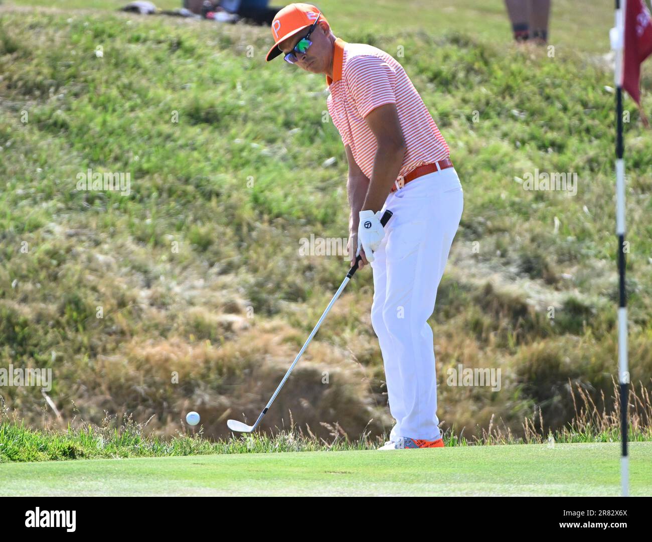 Los Angeles, United States. 18th June, 2023. Rickie Fowler chips up to ...