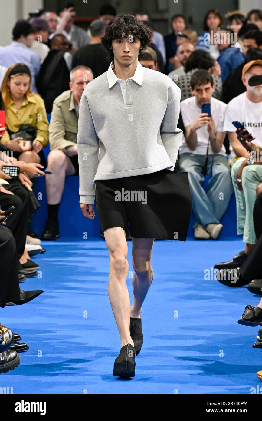 Jw anderson runway spring 2023 hi-res stock photography and images - Alamy