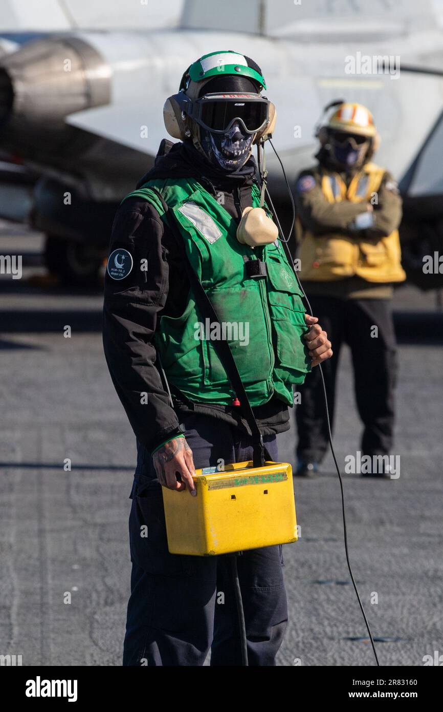 Aviation Boatswain's Mate (Equipment) 3rd Class Darion Thornton (left ...