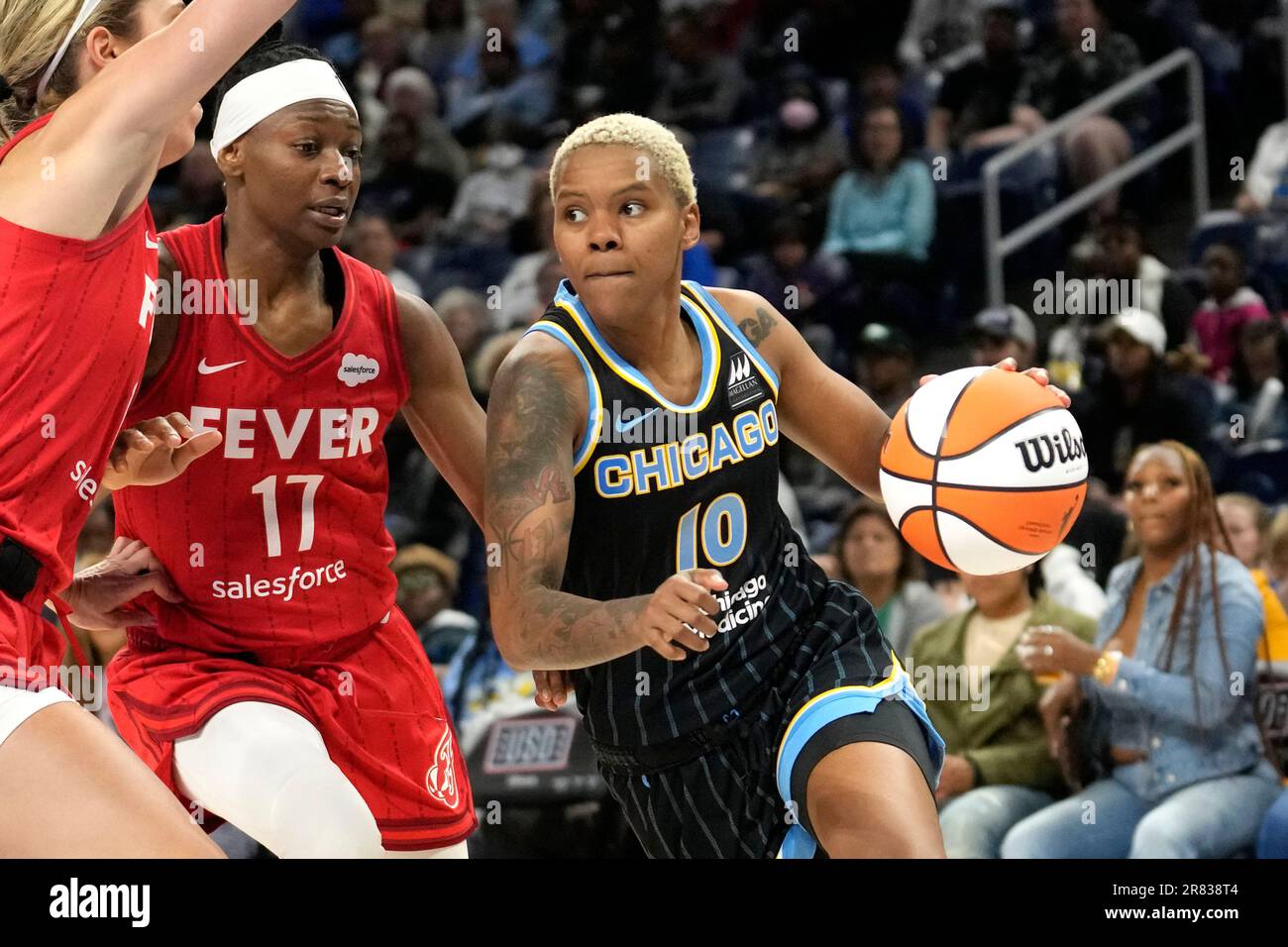 Chicago Sky's Courtney Williams (10) drives to the basket past Indiana ...