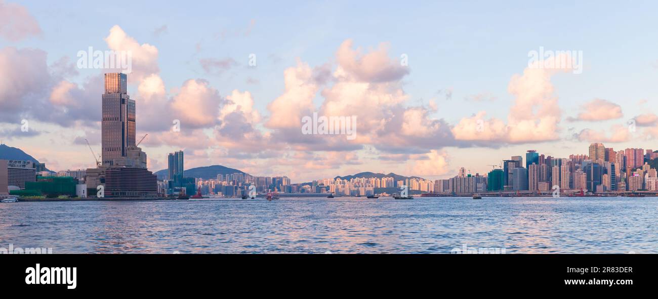 Hong kong skyline cloud hi-res stock photography and images - Alamy