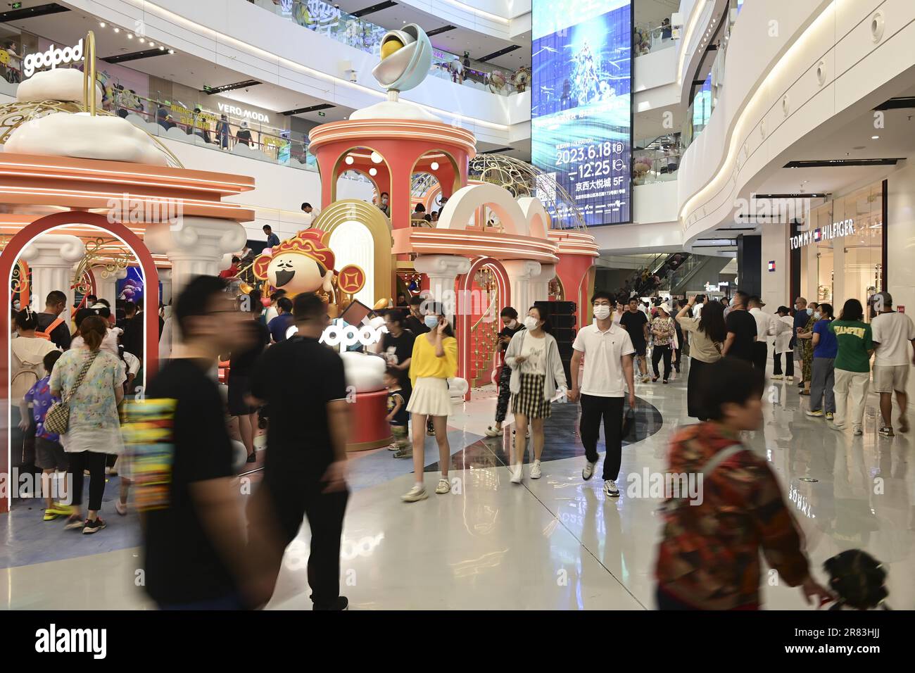 **CHINESE MAINLAND, HONG KONG, MACAU AND TAIWAN OUT** Consumers attend ...