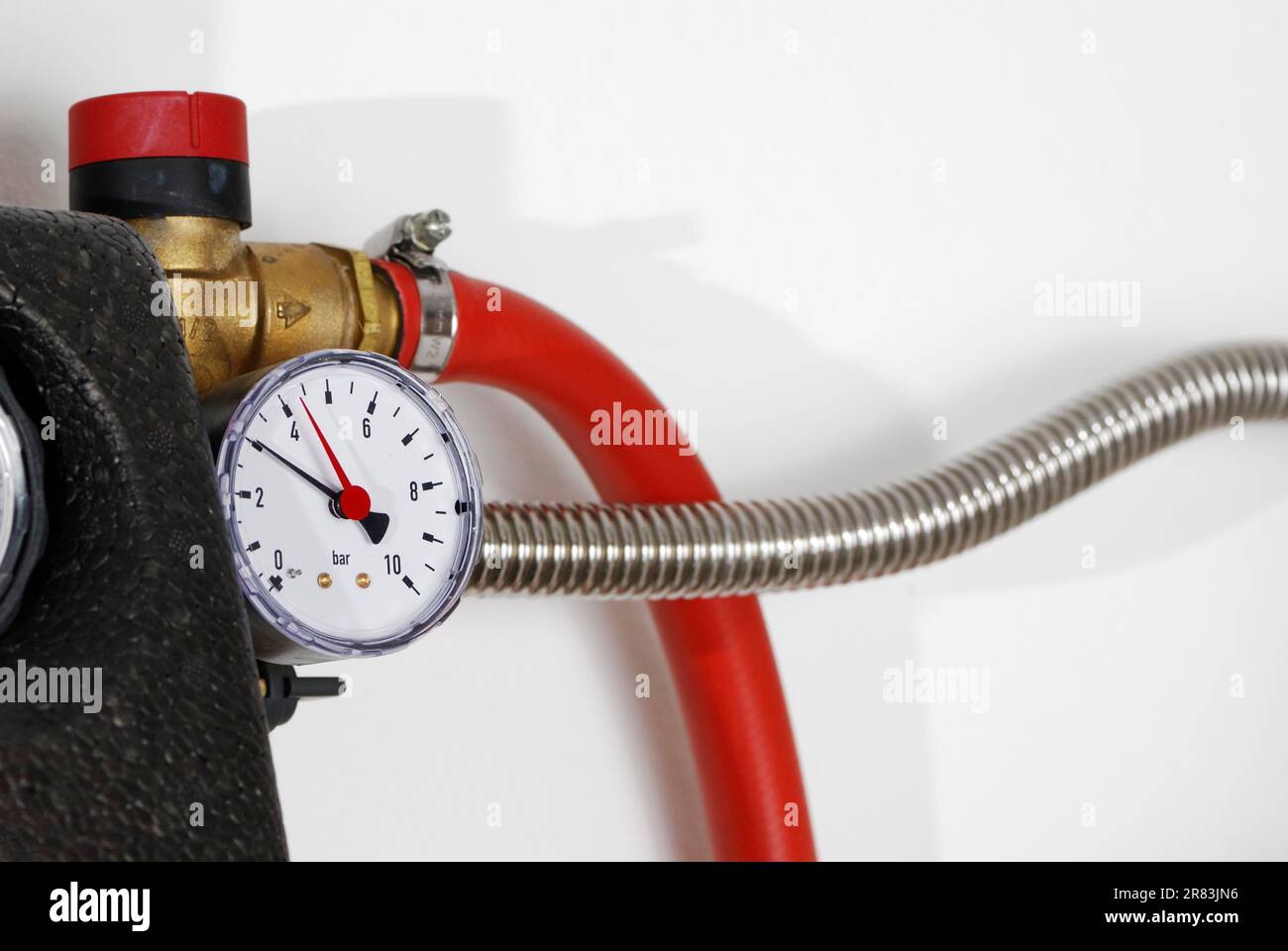 Manometer of a heating system Stock Photo - Alamy