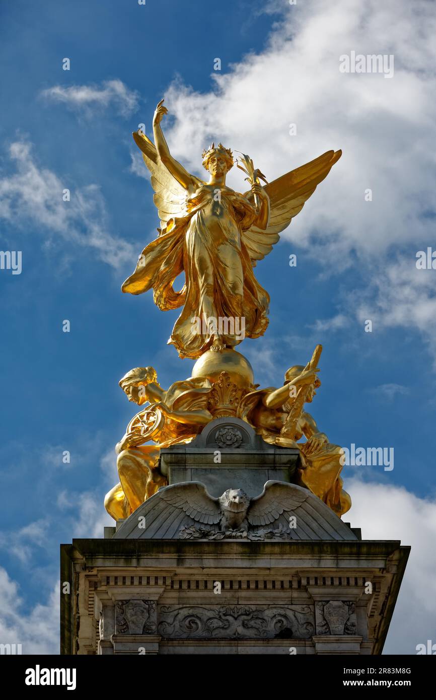 Victoria Memorial, Goddess of Victory, Victoria, London. Buckingham ...