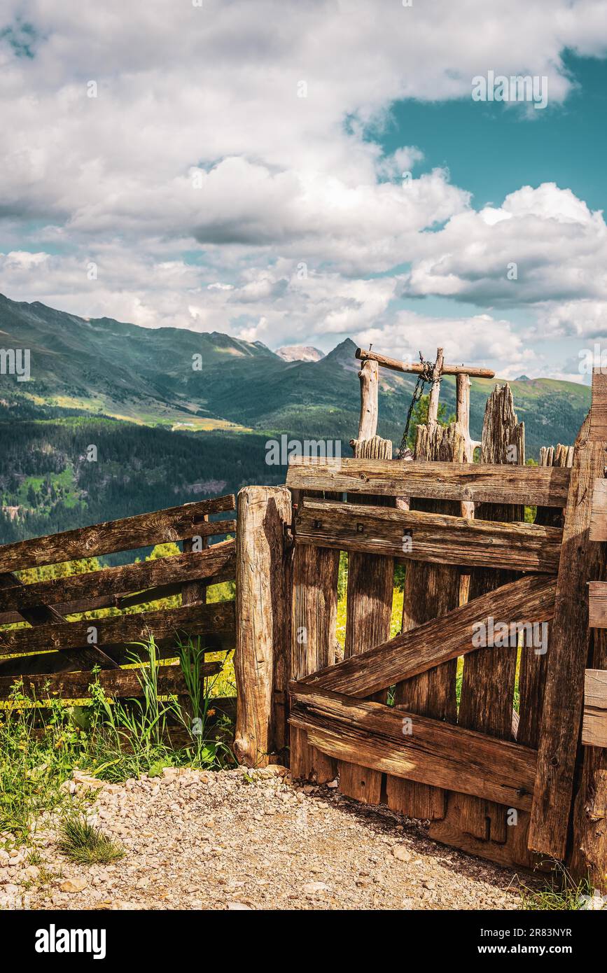Wooden pasture gate hi-res stock photography and images - Alamy