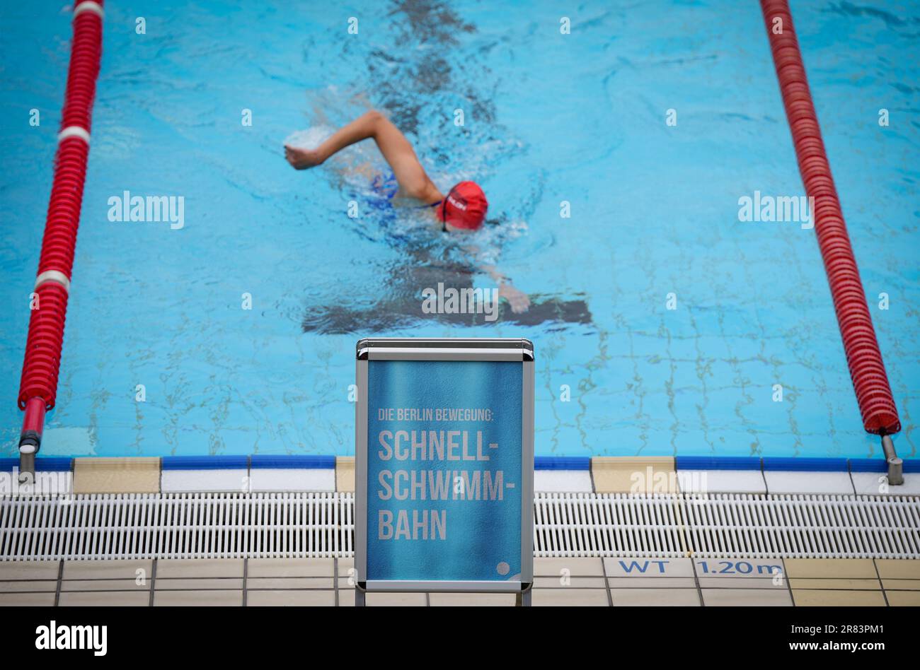 Fast lane swimming pool hi-res stock photography and images - Alamy