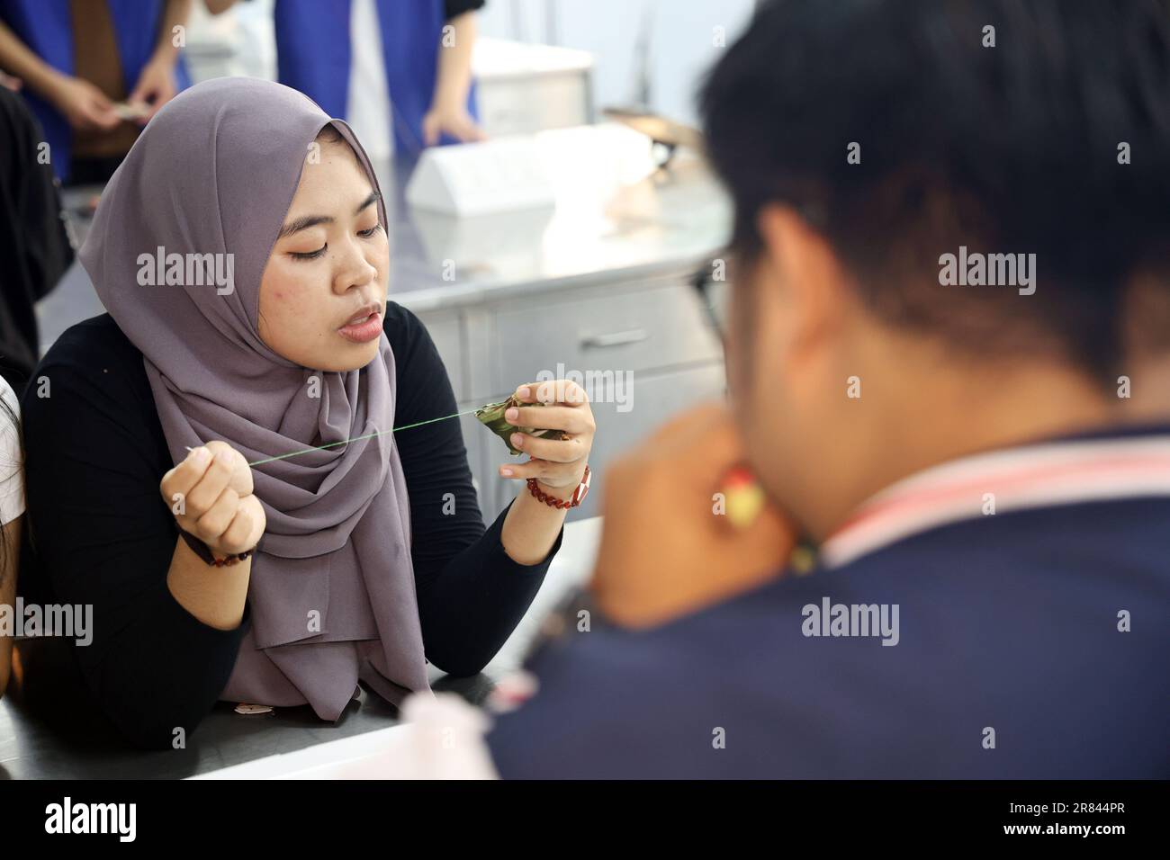 Foreign students make perfume sachets at the School of International ...