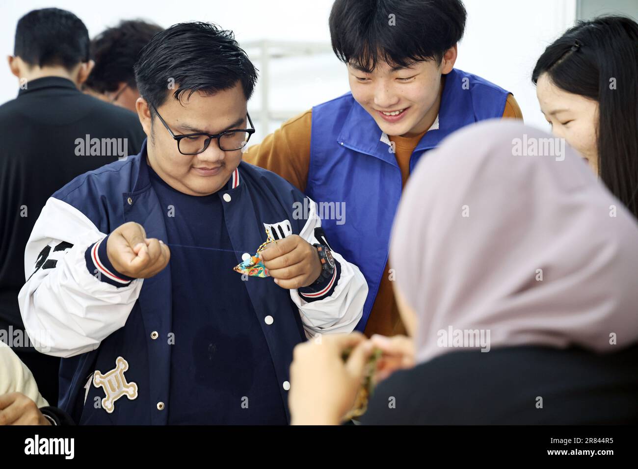 Foreign students make perfume sachets at the School of International ...