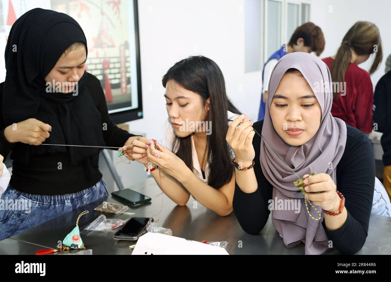 Foreign students make perfume sachets at the School of International Education at Nantong ...