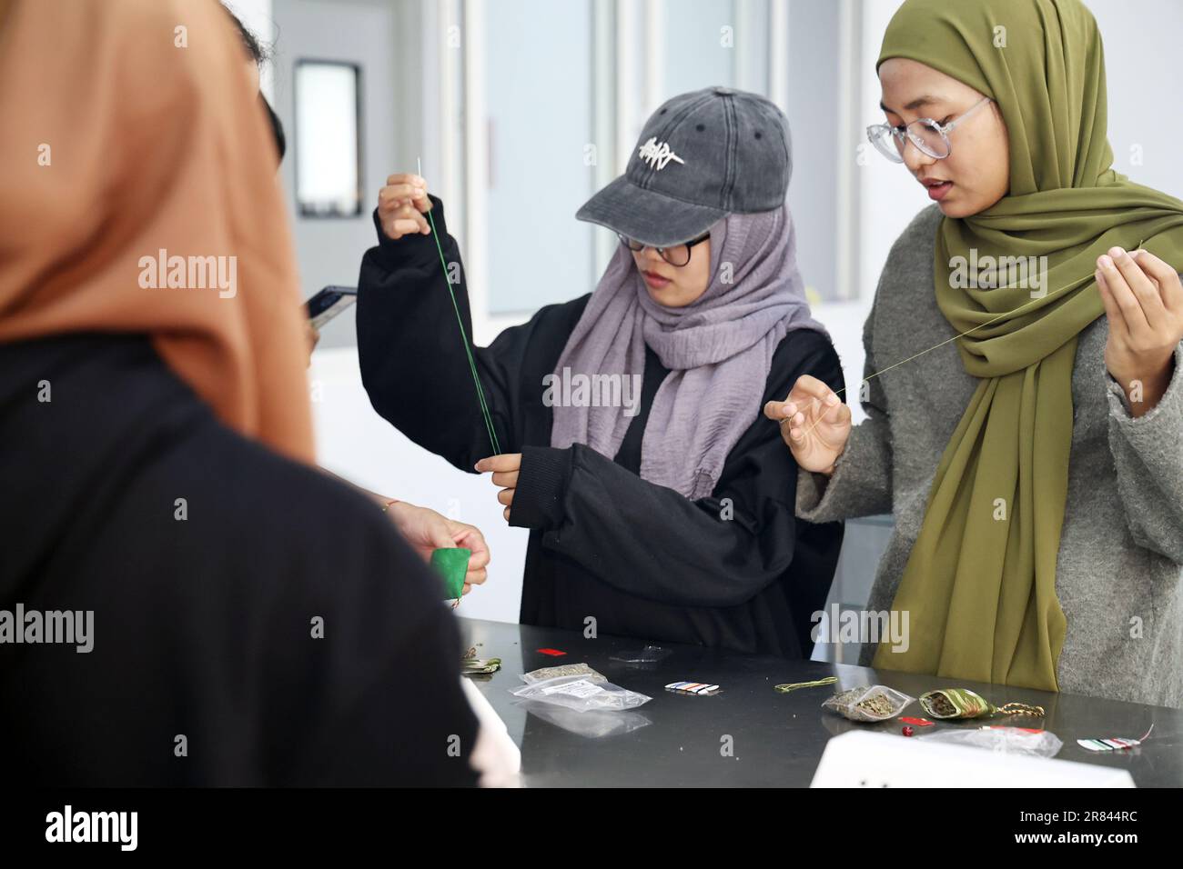 Foreign students make perfume sachets at the School of International ...