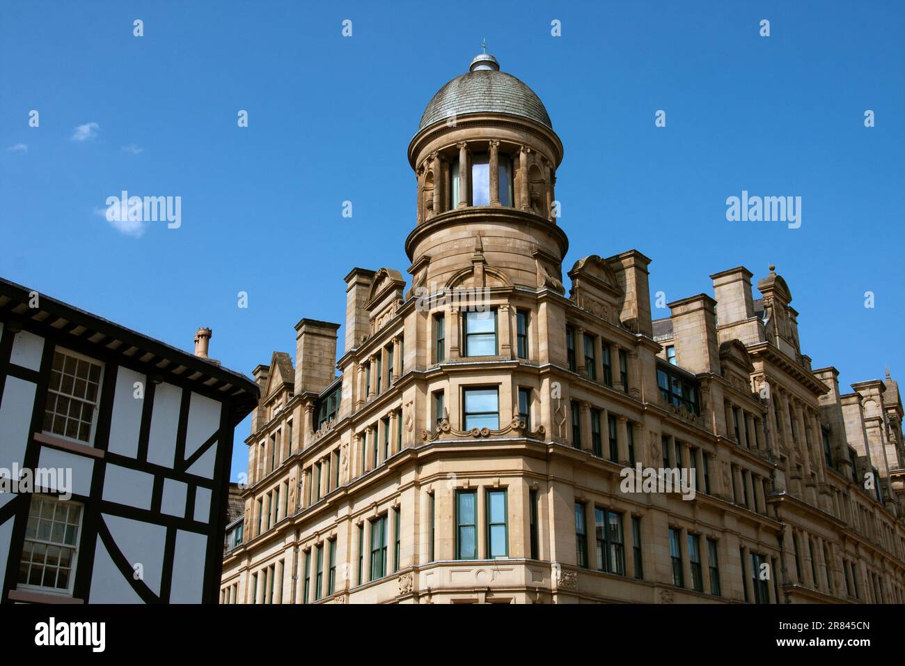 Sinclair's Oyster Bar and The Corn Exchange Manchester Stock Photo - Alamy