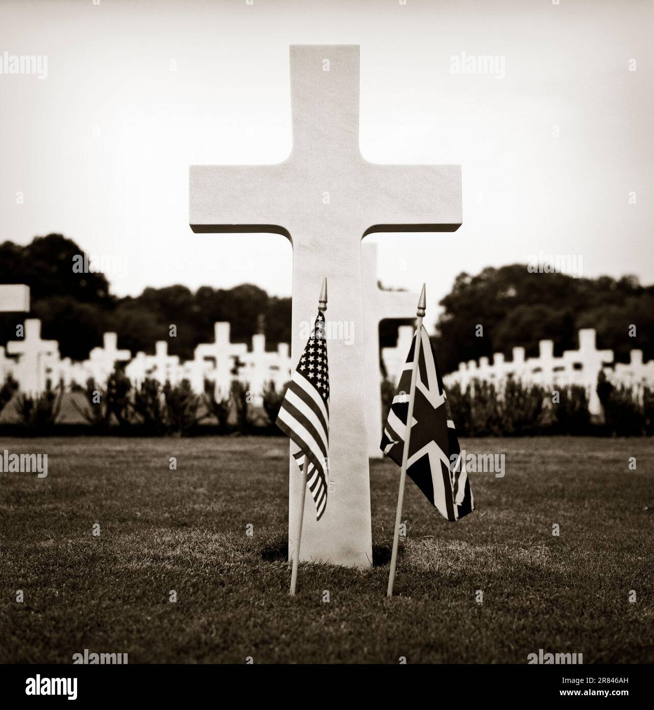 WWII grave marker with American and United Kingdom flags Stock Photo ...