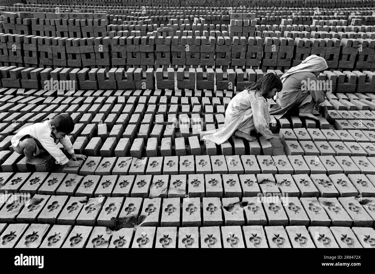 Pakistan child factory hi-res stock photography and images - Alamy