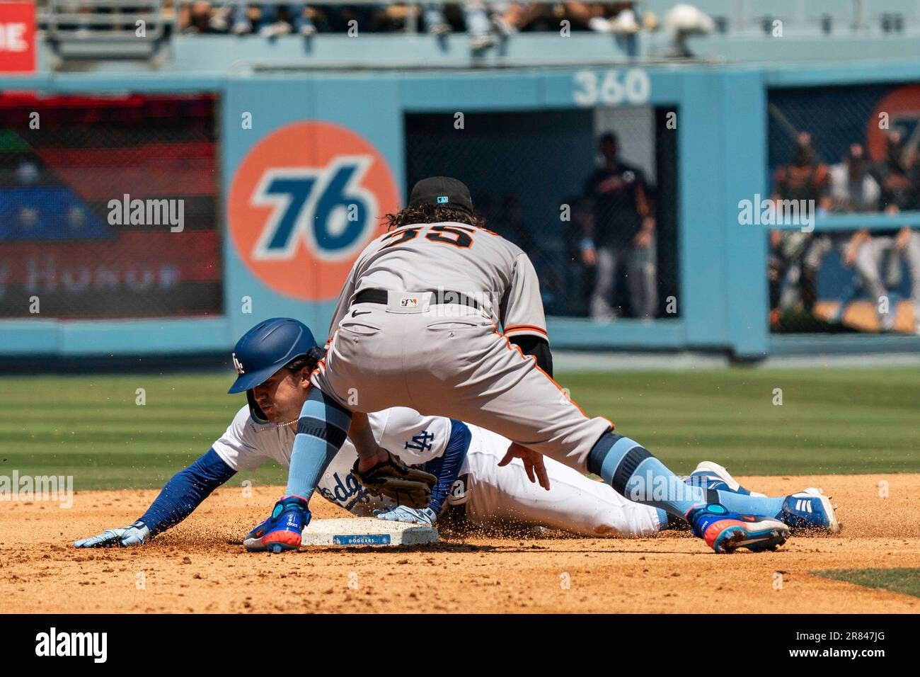 San Francisco Giants shortstop Brandon Crawford (35) applies a late tag ...