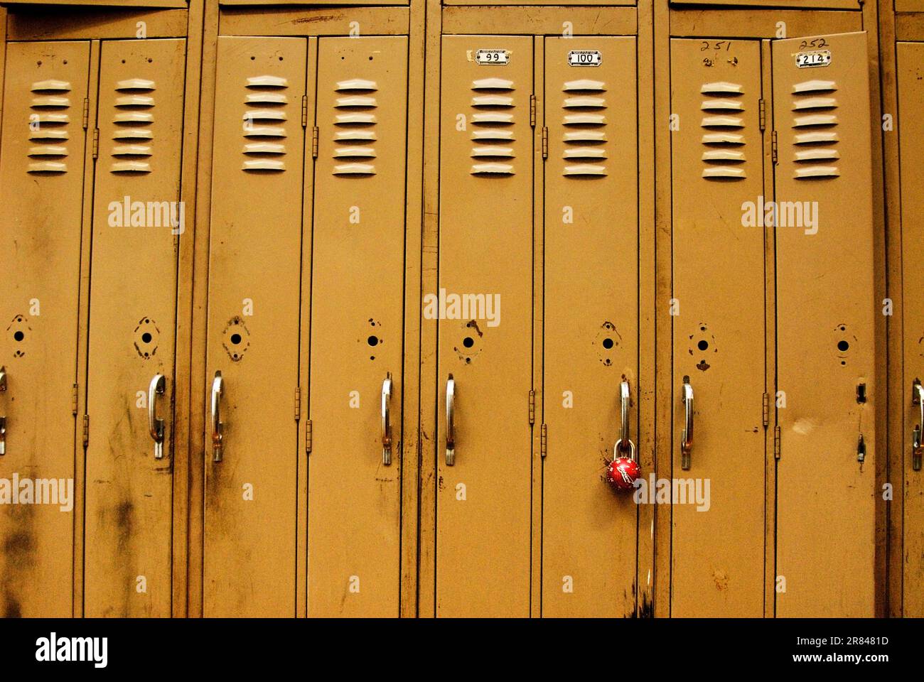 School hallway lockers usa hi-res stock photography and images - Alamy