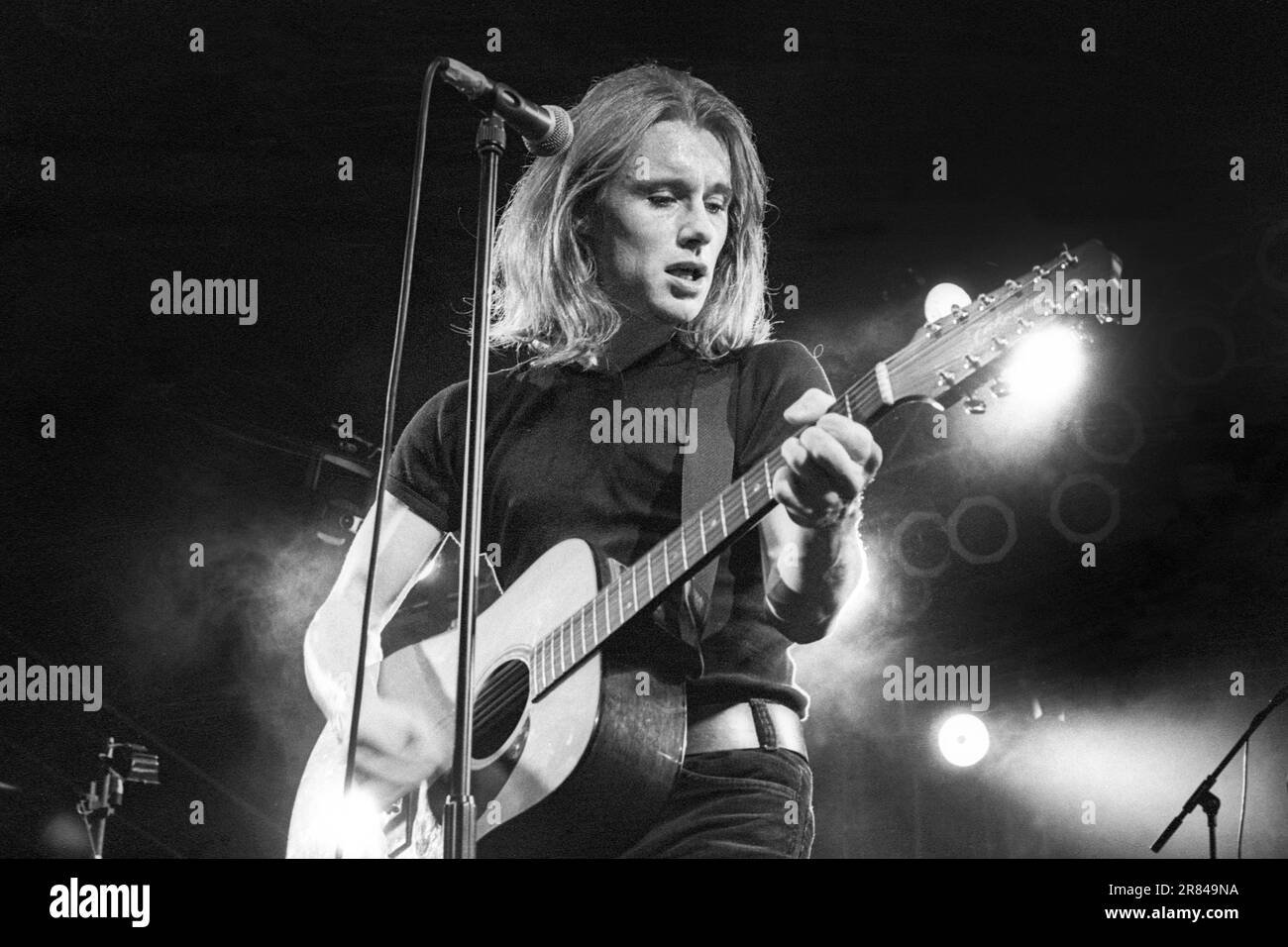 SIMON WARNER, READING FESTIVAL, 1997: Singer Simon Warner playing at ...