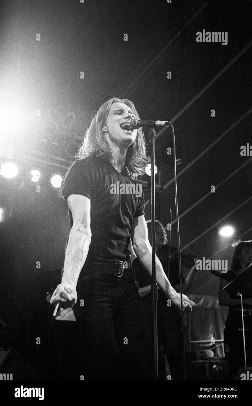SIMON WARNER, READING FESTIVAL, 1997: Singer Simon Warner playing at ...