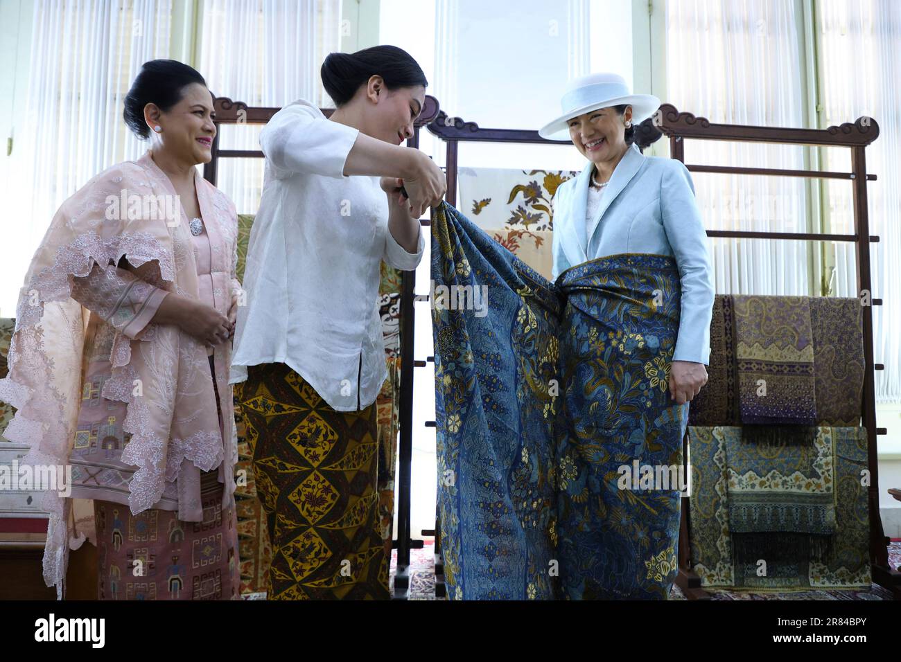 Indonesian President's first lady Iriana Joko Widodo introduces Batik to Japan's Empress Masako ...