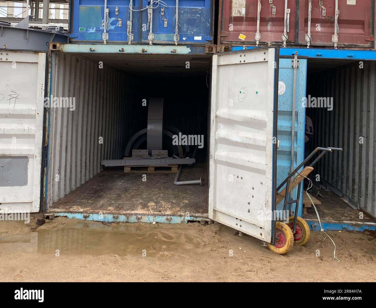 Multi-colored iron industrial sea containers for international ...