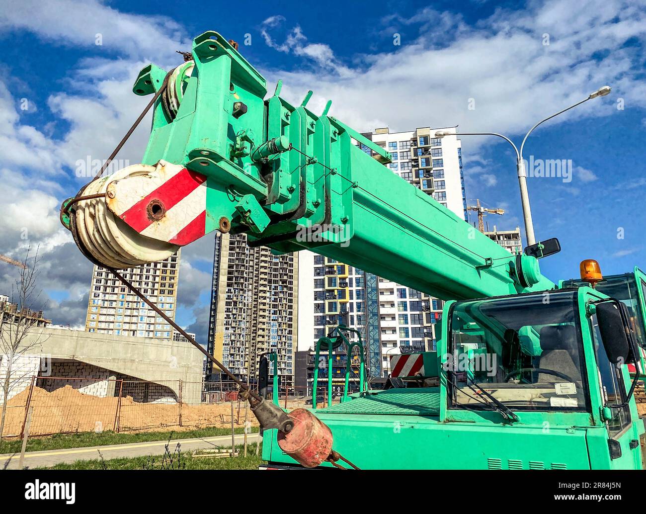 The boom-type crane moves without a load, without requiring special ...