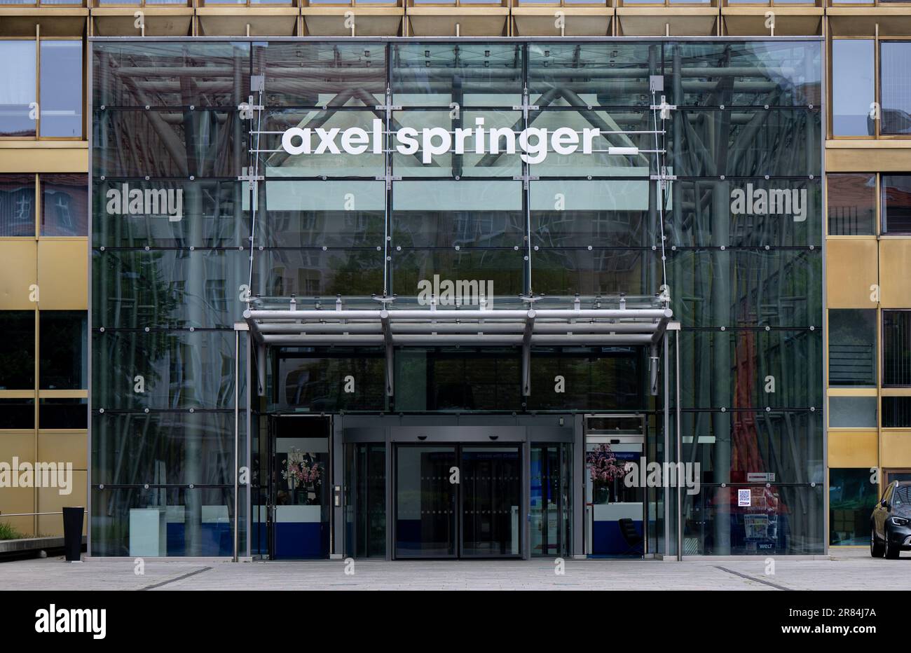Springer logo hi-res stock photography and images - Alamy
