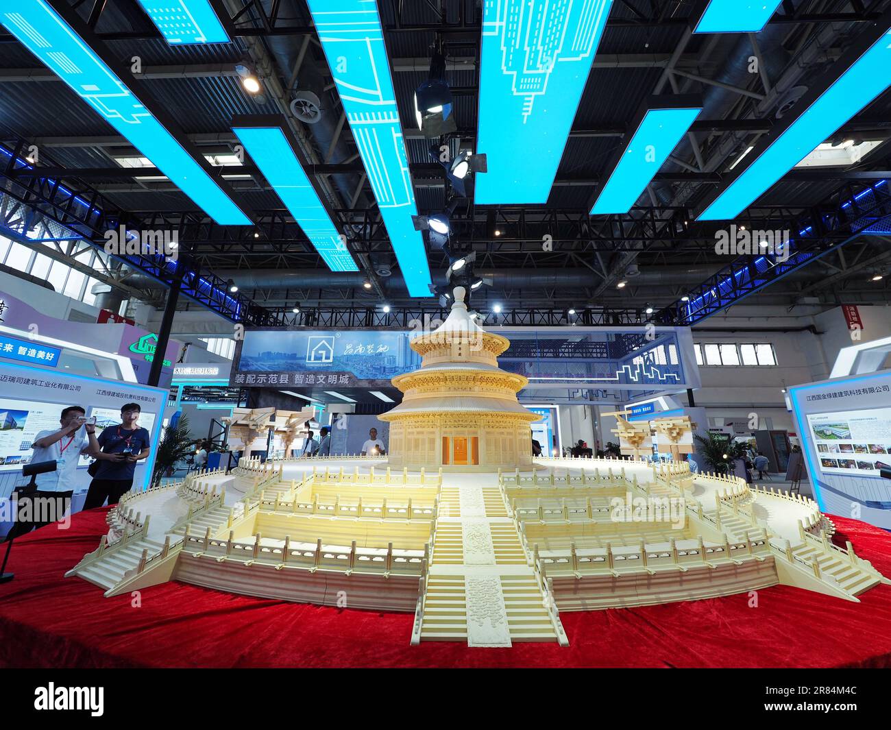 Visitors look at the "building structure model of the Hall of Prayer ...
