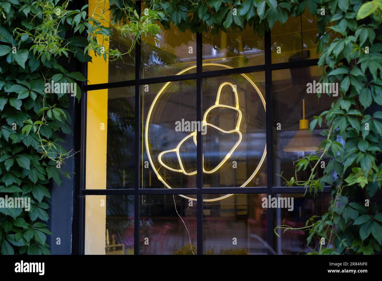 Breakfast sign on window hi-res stock photography and images - Alamy