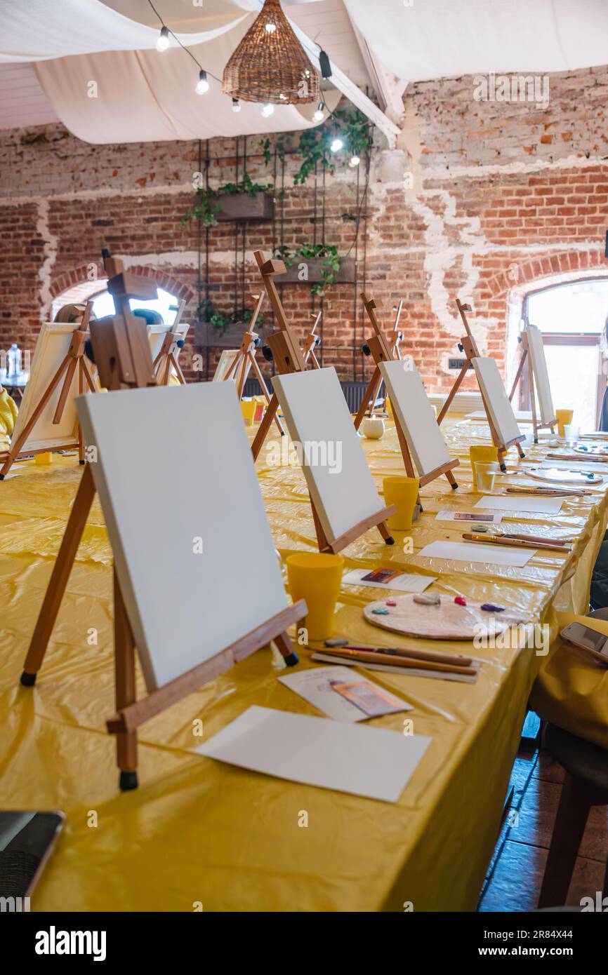 Art room with empty canvas classroom Stock Photo - Alamy