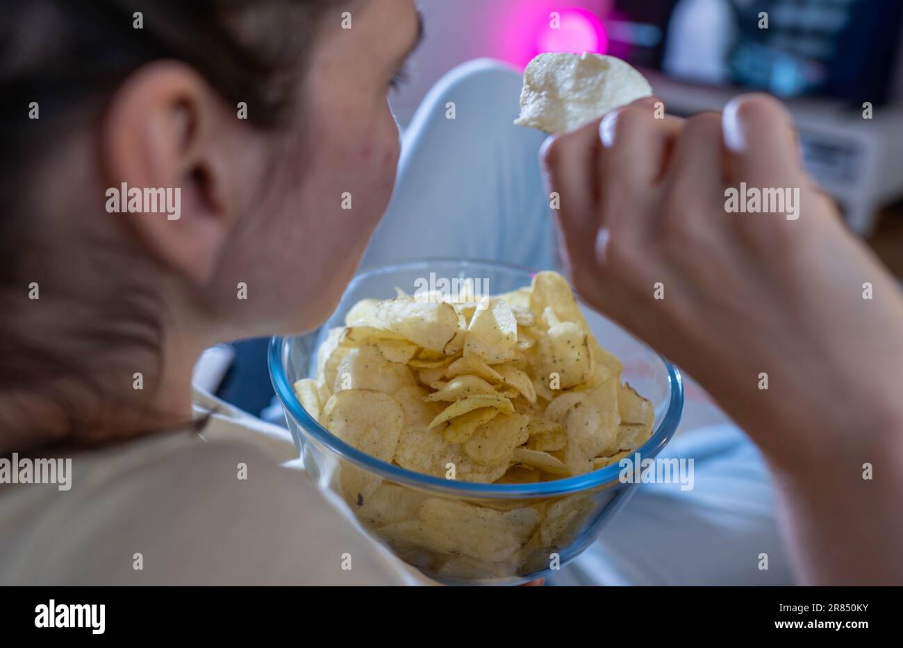 PRODUCTION - 16 June 2023, Saxony, Leipzig: ILLUSTRATION - A woman is ...