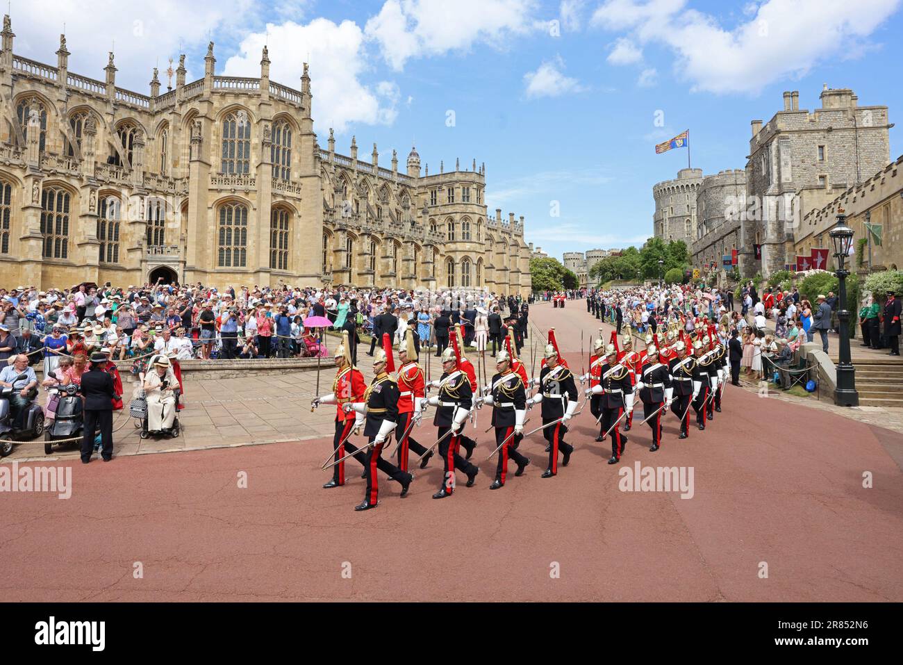 The Life Guards (left) and the Blues and Royals (right) regiments of ...
