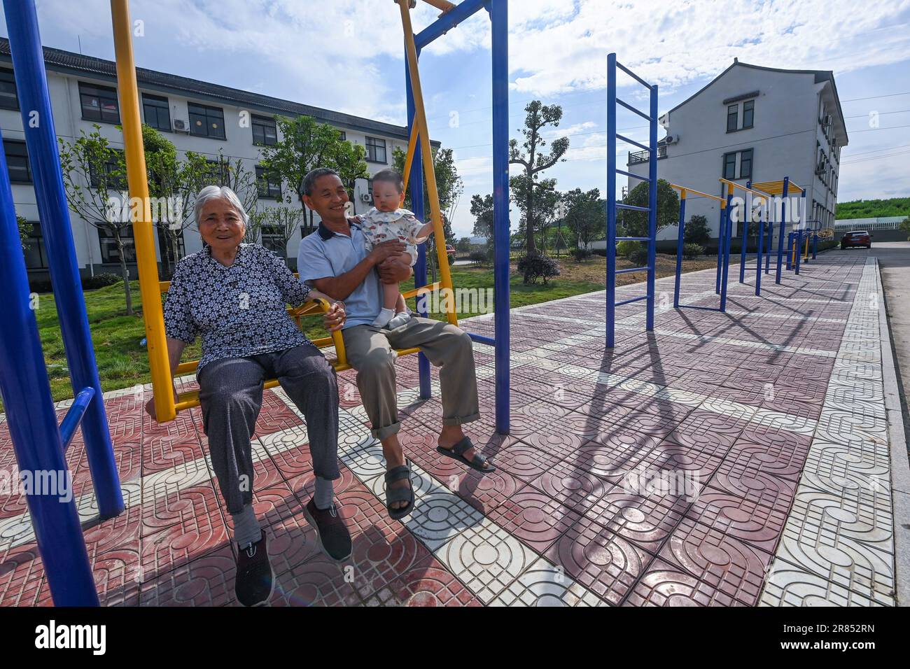 (230619) -- DONGYANG, June 19, 2023 (Xinhua) -- Residents enjoy ...