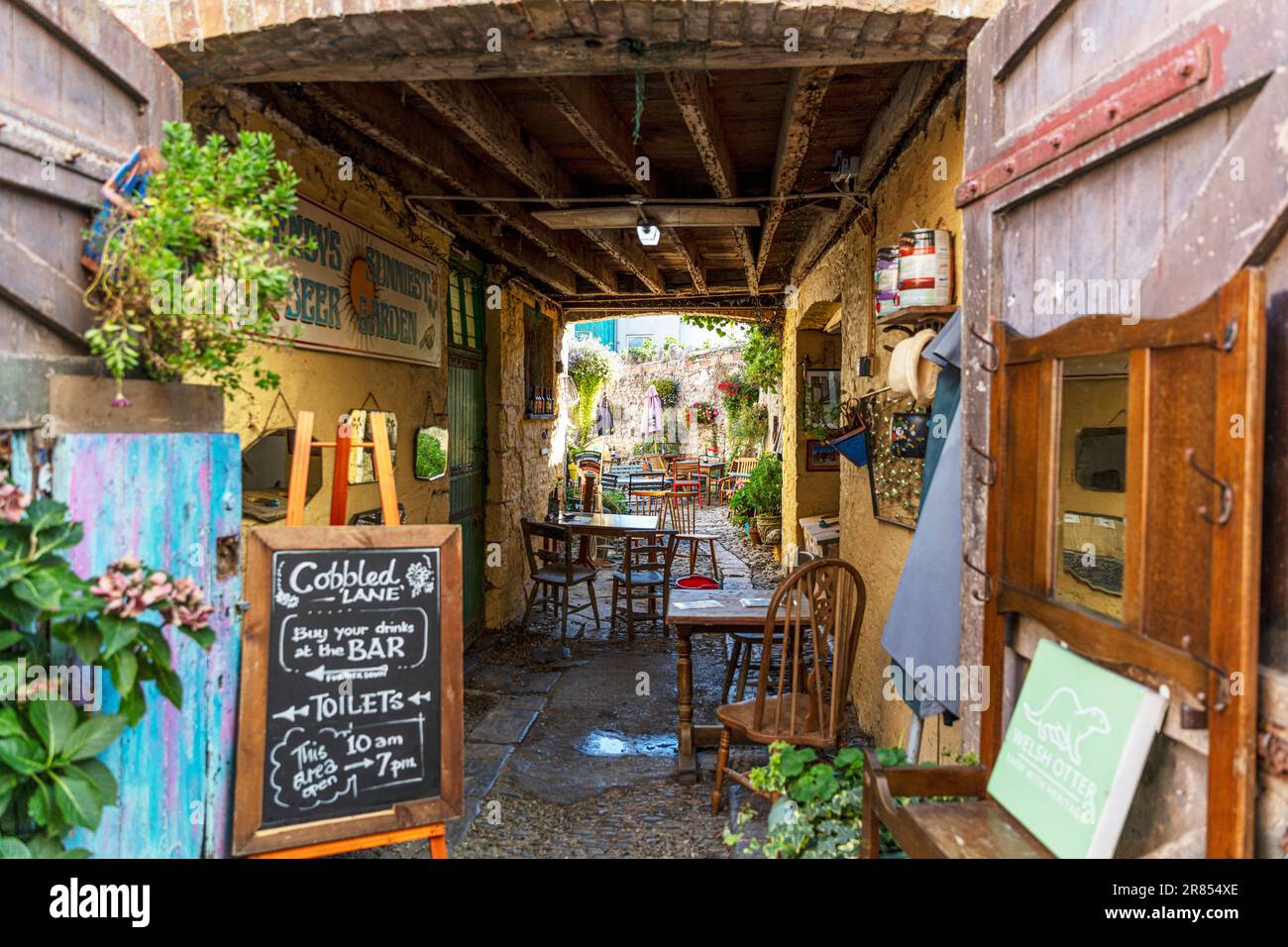 Tenby town narrow streets hi-res stock photography and images - Alamy