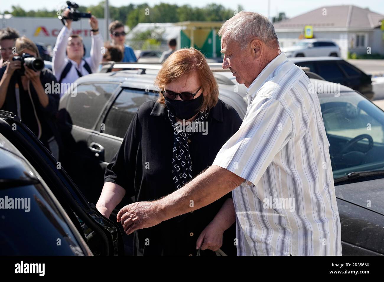 Anatoly, right, and Ludmila Navalny, parents of opposition leader ...