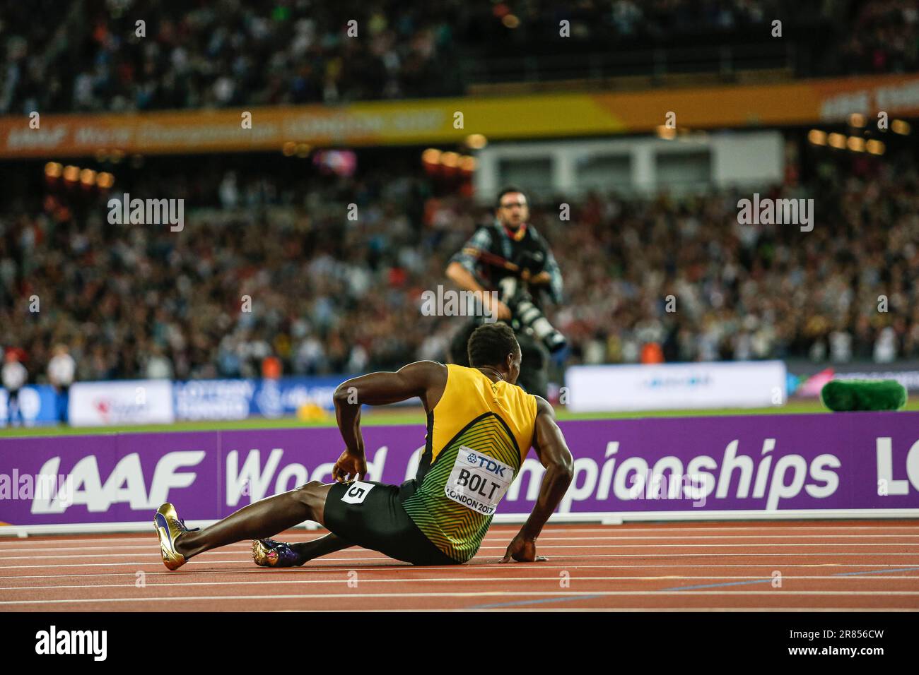 Usain Bolt on the day of his farewell, injured and stuck on the ground ...